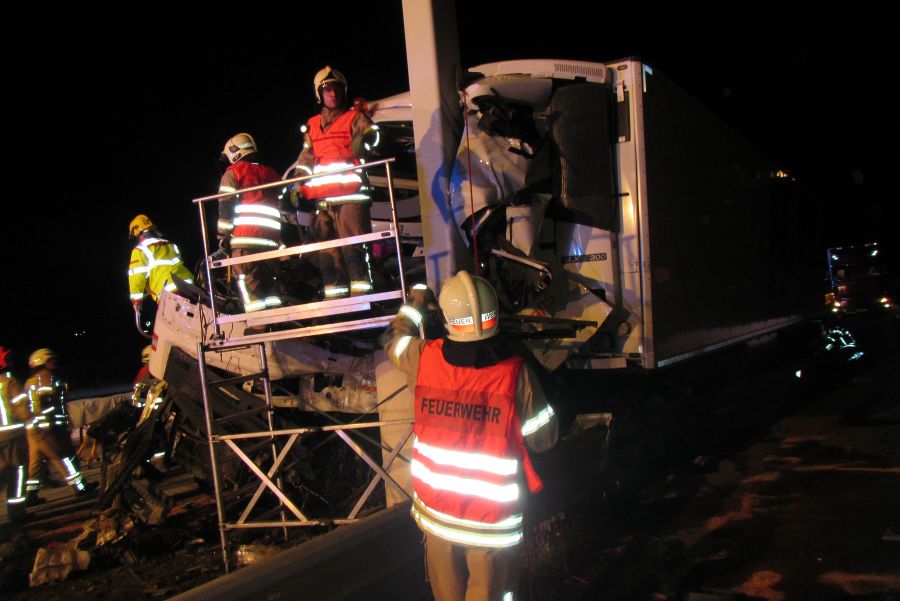 Schwerer Verkehrsunfall mit einem Sattelzug - Katastrophenschutz und Feuerwehr der Stadt Graz